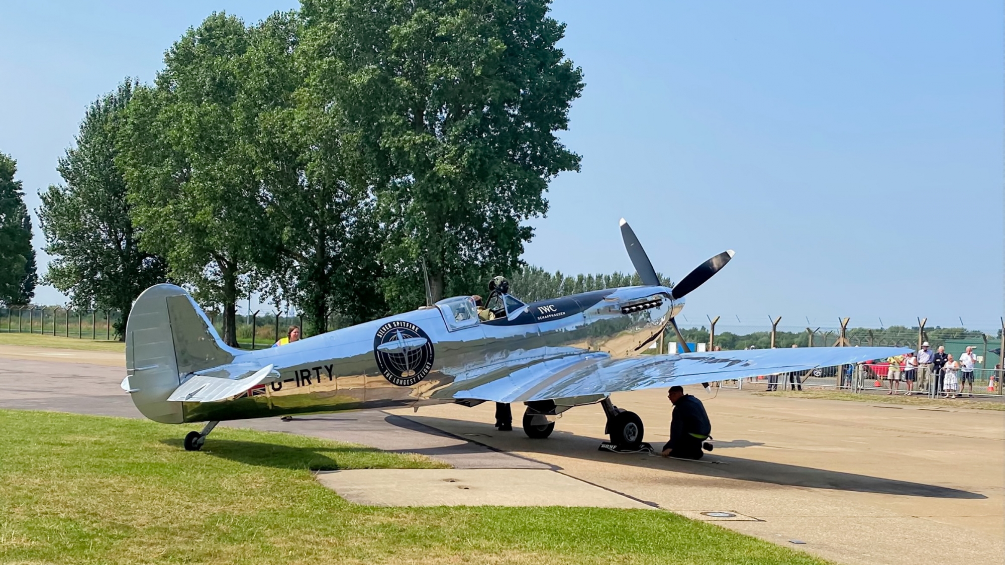 Silver Spitfire visits the BBMF | RAF Memorial Flight Club
